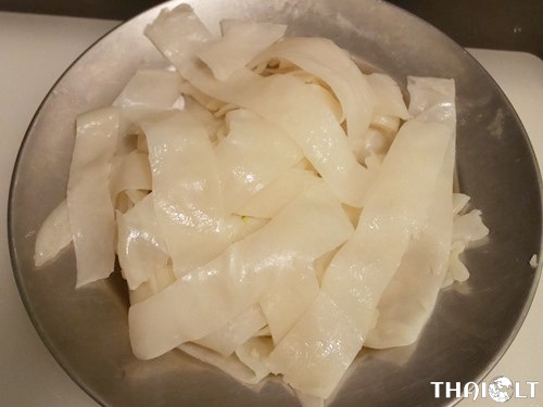 Homemade Fresh Thai Wide Noodles - Sen Yai | THAI.LT