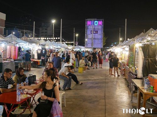 Talad Neon Night Market – Bangkok Downtown Night Market | THAI.LT